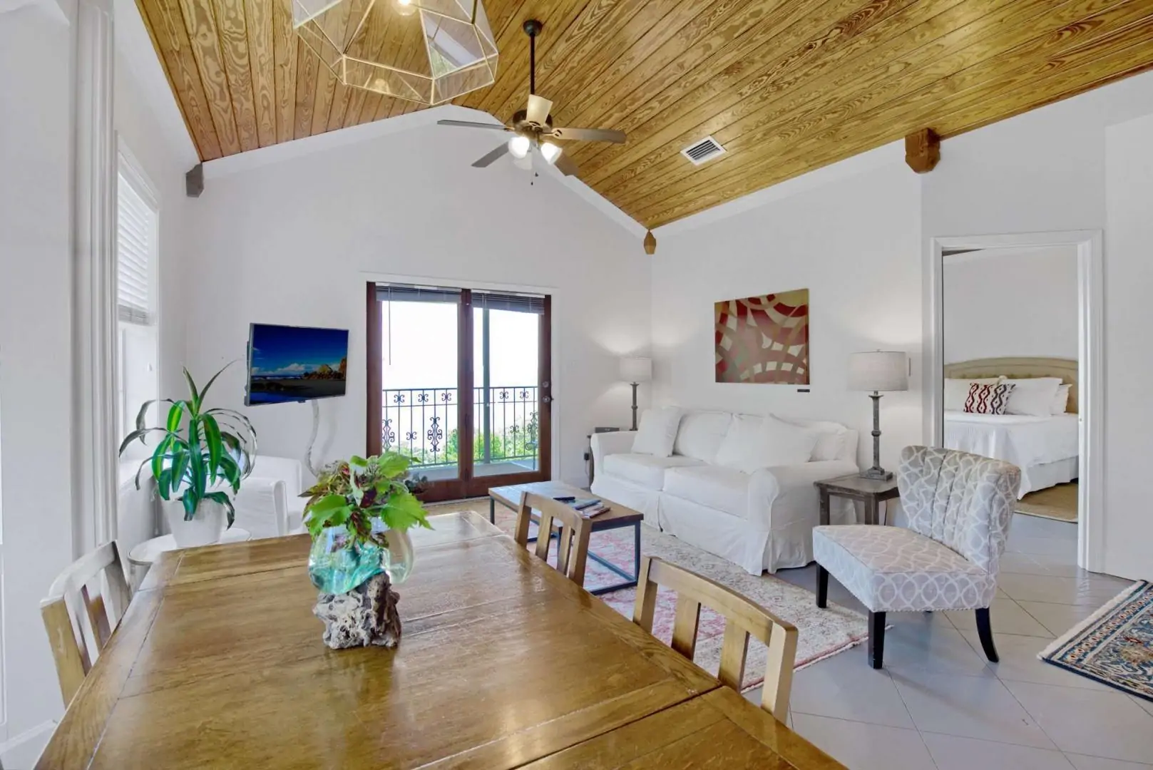 Airbnb Reviews- Azalea Suite